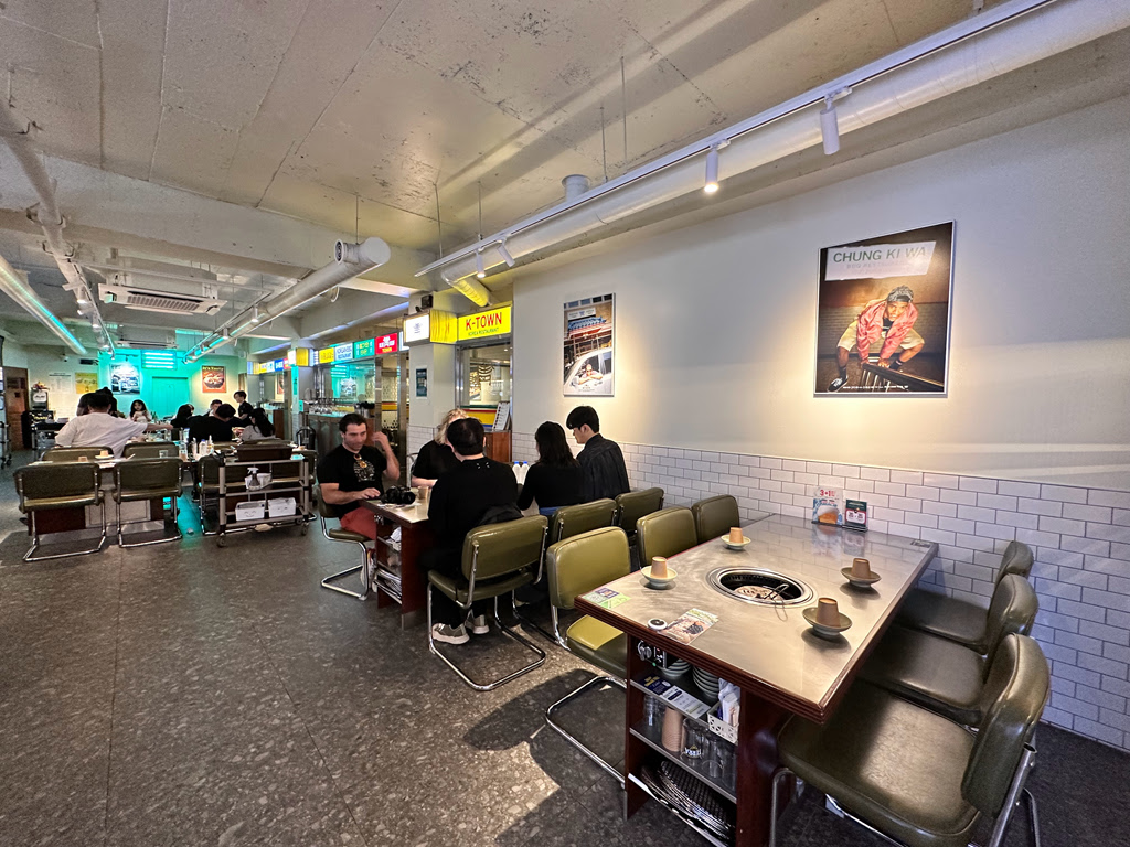 【Blue Roof Town弘大韓國烤肉店】噴汁牛肉燒烤，首爾慶生初體驗 - TISS玩味食尚