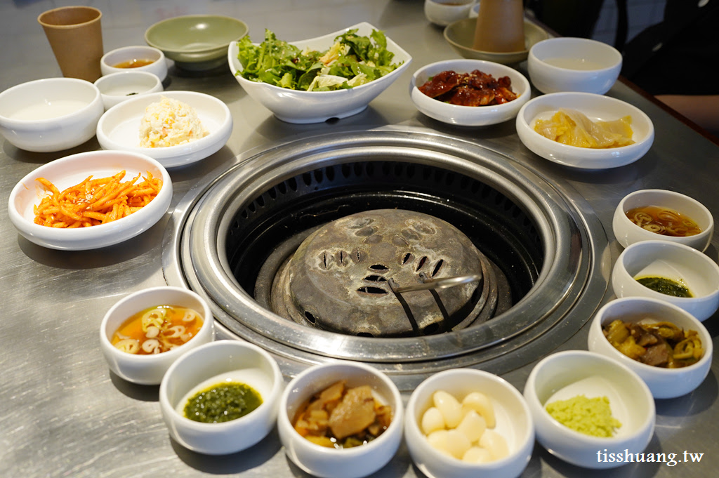 【Blue Roof Town弘大韓國烤肉店】噴汁牛肉燒烤，首爾慶生初體驗 - TISS玩味食尚