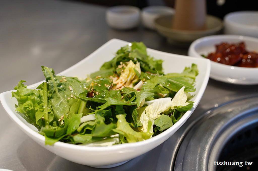 【Blue Roof Town弘大韓國烤肉店】噴汁牛肉燒烤，首爾慶生初體驗 - TISS玩味食尚