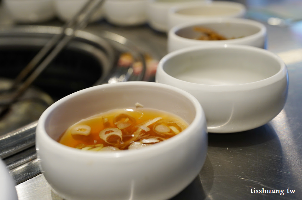 【Blue Roof Town弘大韓國烤肉店】噴汁牛肉燒烤，首爾慶生初體驗 - TISS玩味食尚