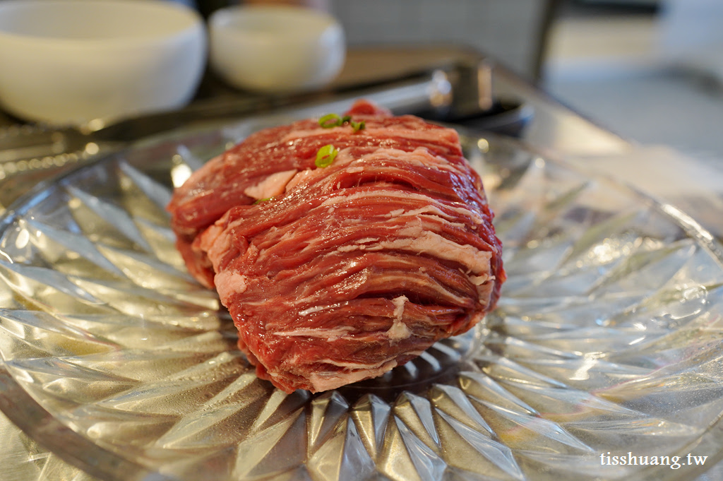 【Blue Roof Town弘大韓國烤肉店】噴汁牛肉燒烤，首爾慶生初體驗 - TISS玩味食尚