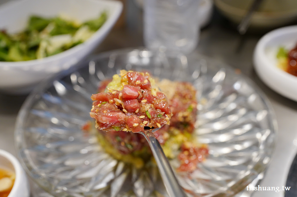 【Blue Roof Town弘大韓國烤肉店】噴汁牛肉燒烤，首爾慶生初體驗 - TISS玩味食尚